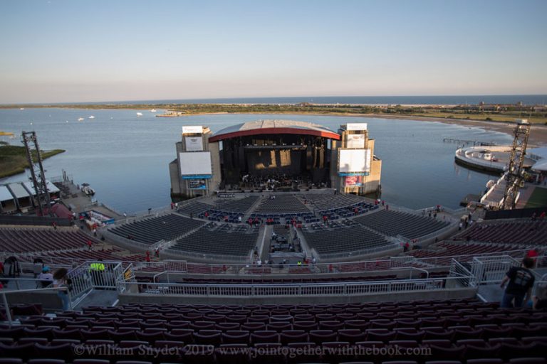 Moving On! Tour: Northwell Health at Jones Beach Theater, Wantagh, NY ...